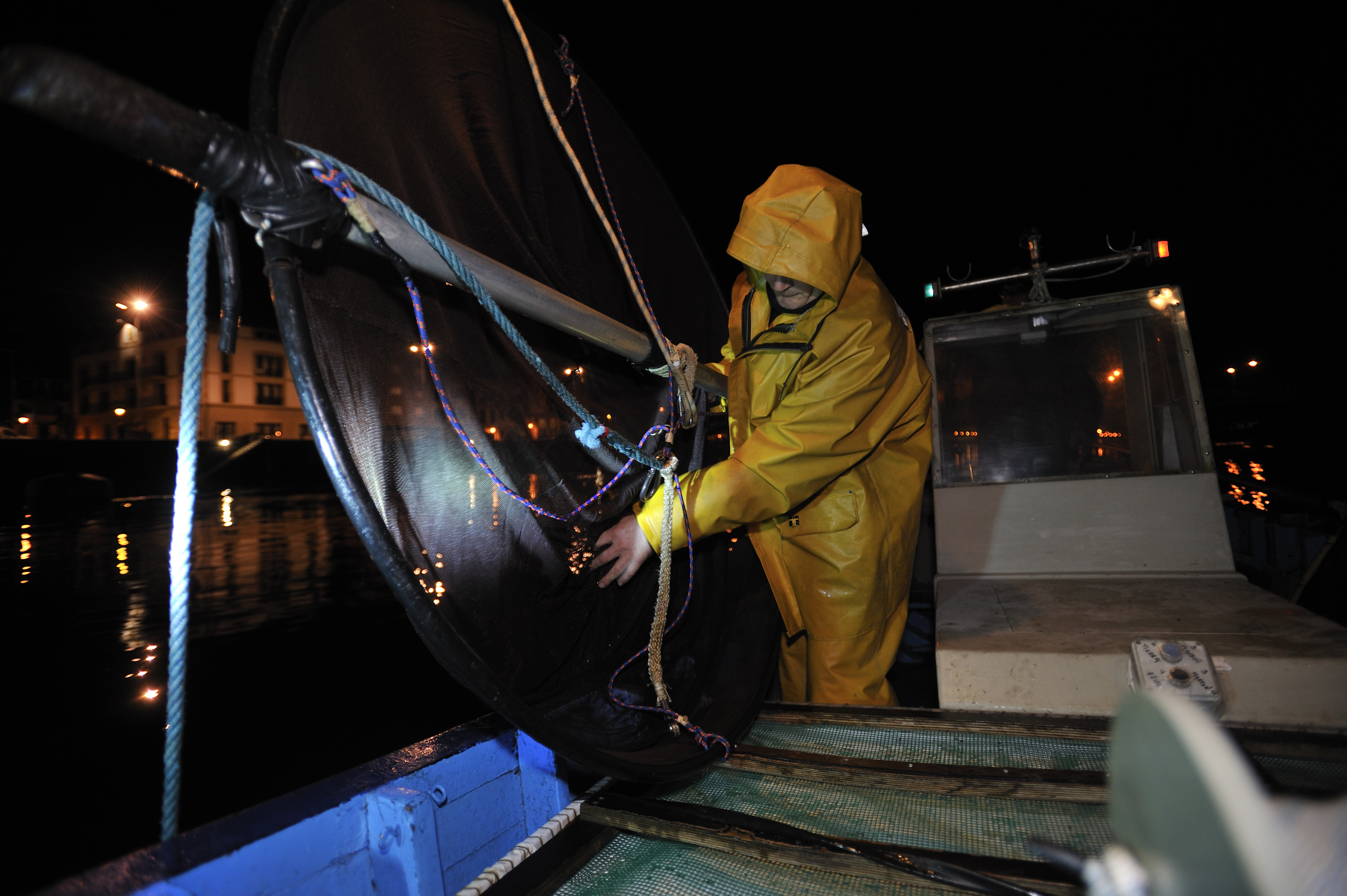 A punto de comenzar la pesca de la angula, los anguleros de Bizkaia y ...