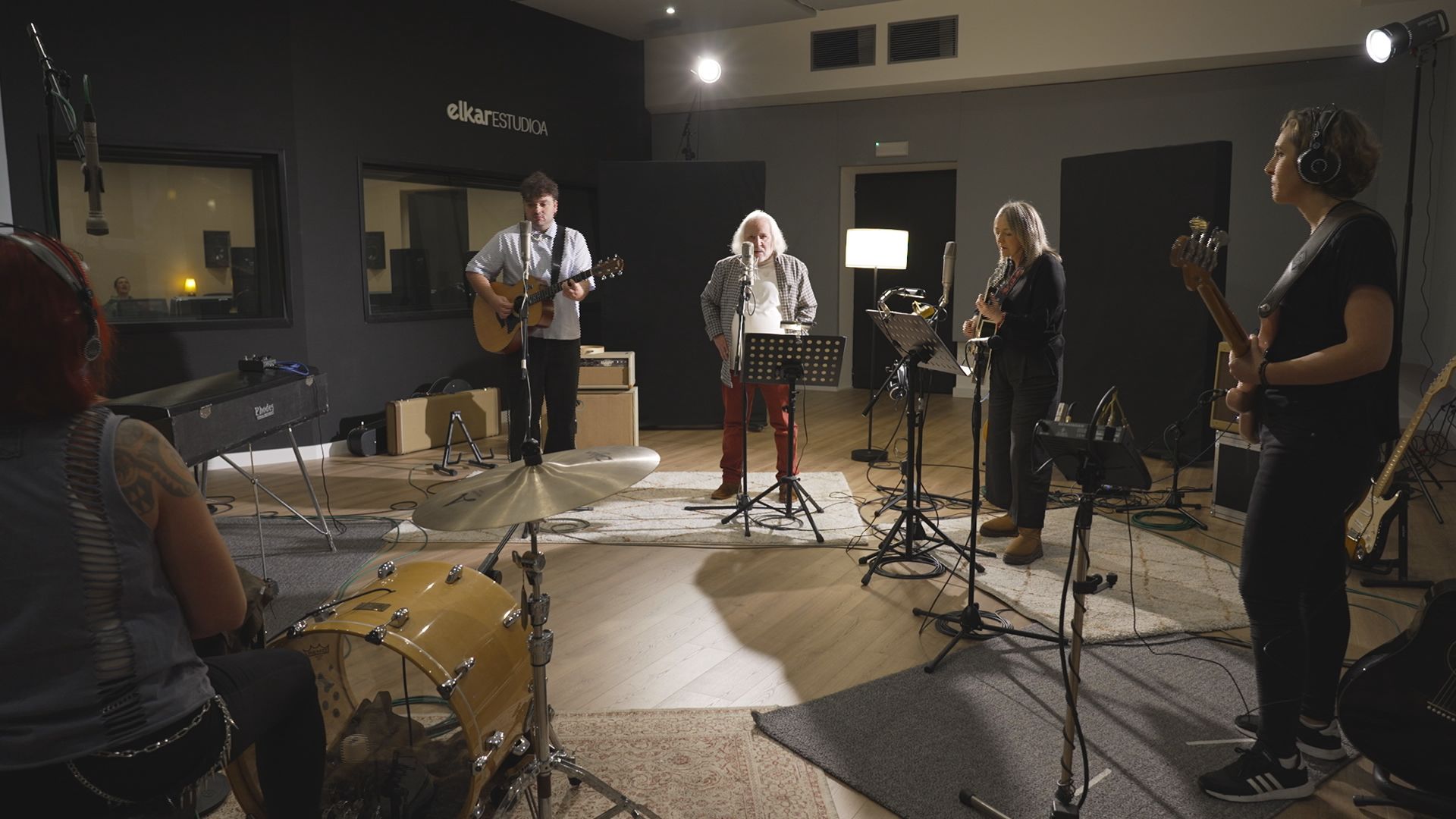 Niko Etxart, Janus Lester y Aurora Beltrán ponen voz a la banda sonora ...