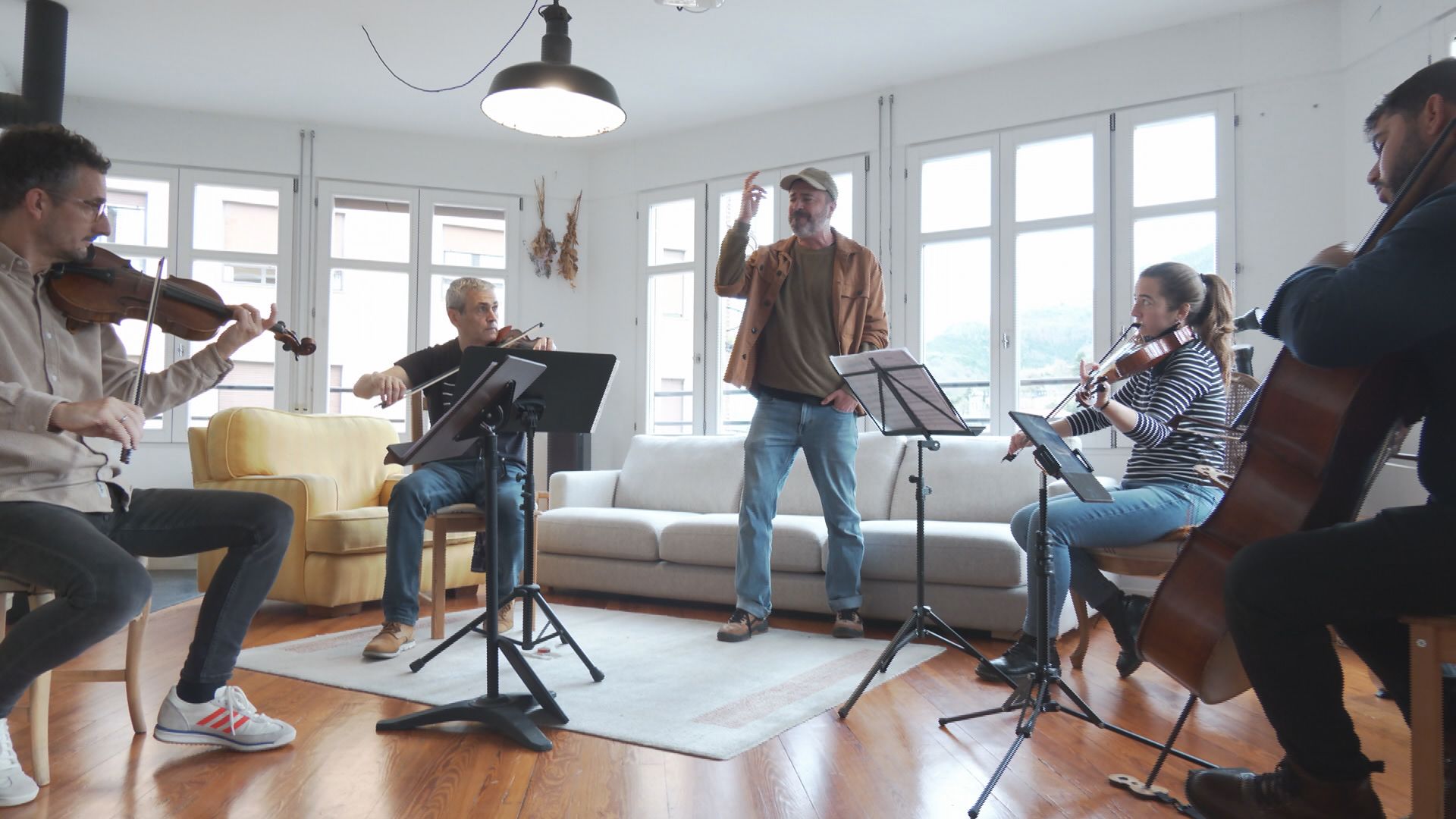 Eñaut Elorrieta eta Alos Quartet “Ahots Kordak” prestatzen ari dira ...