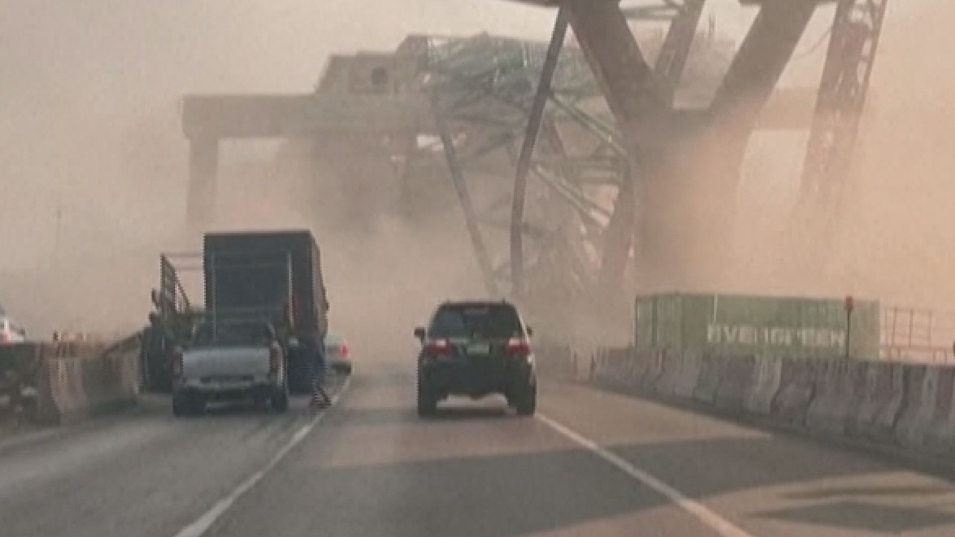 Bi hildako eta zauritu bat Thailandian, zubi garai bat eraikitzen ari ...