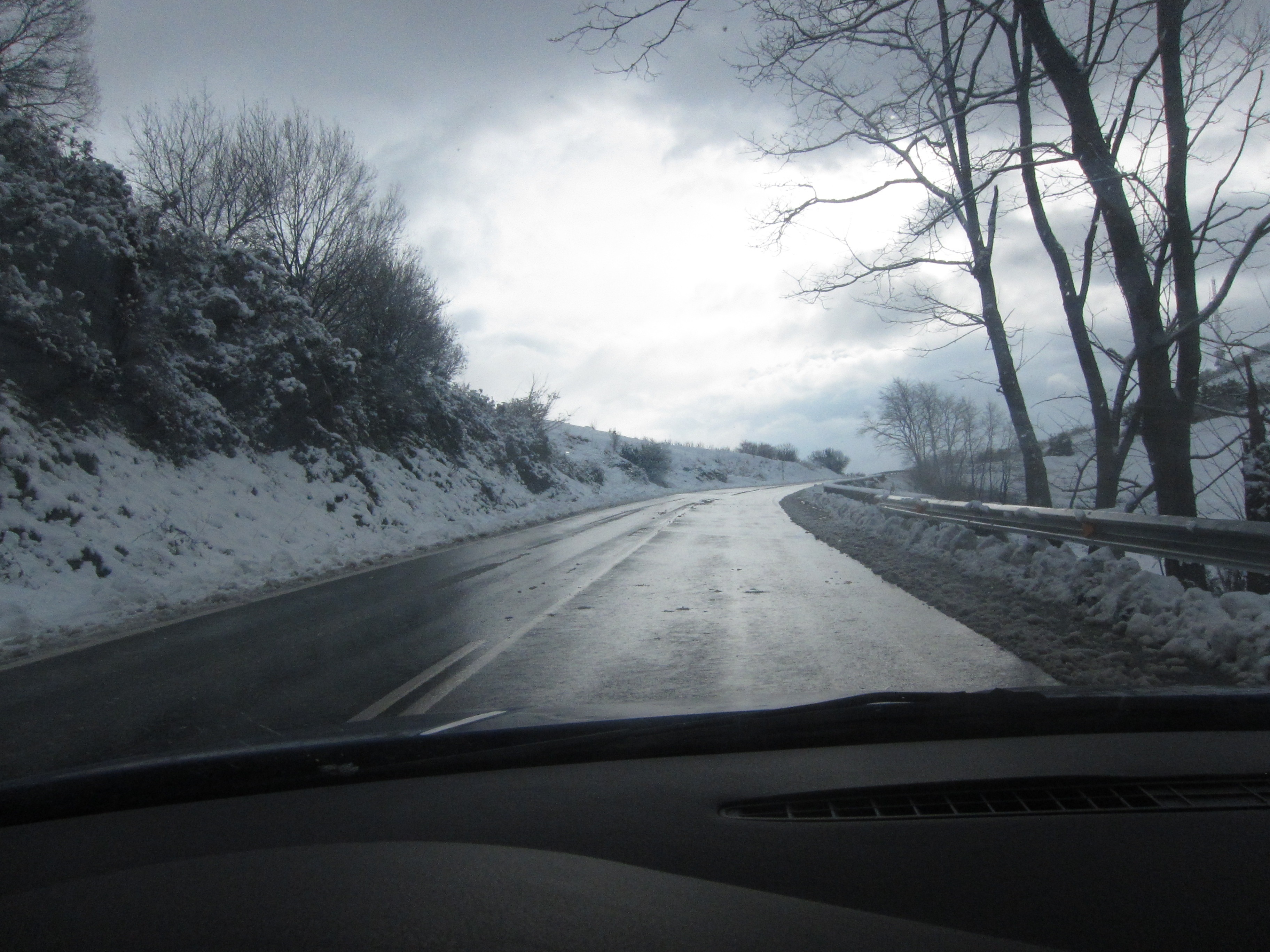 Elurrak eta izotzak zirkulazioa zaildu dute zenbait mendatetan larunbat ...