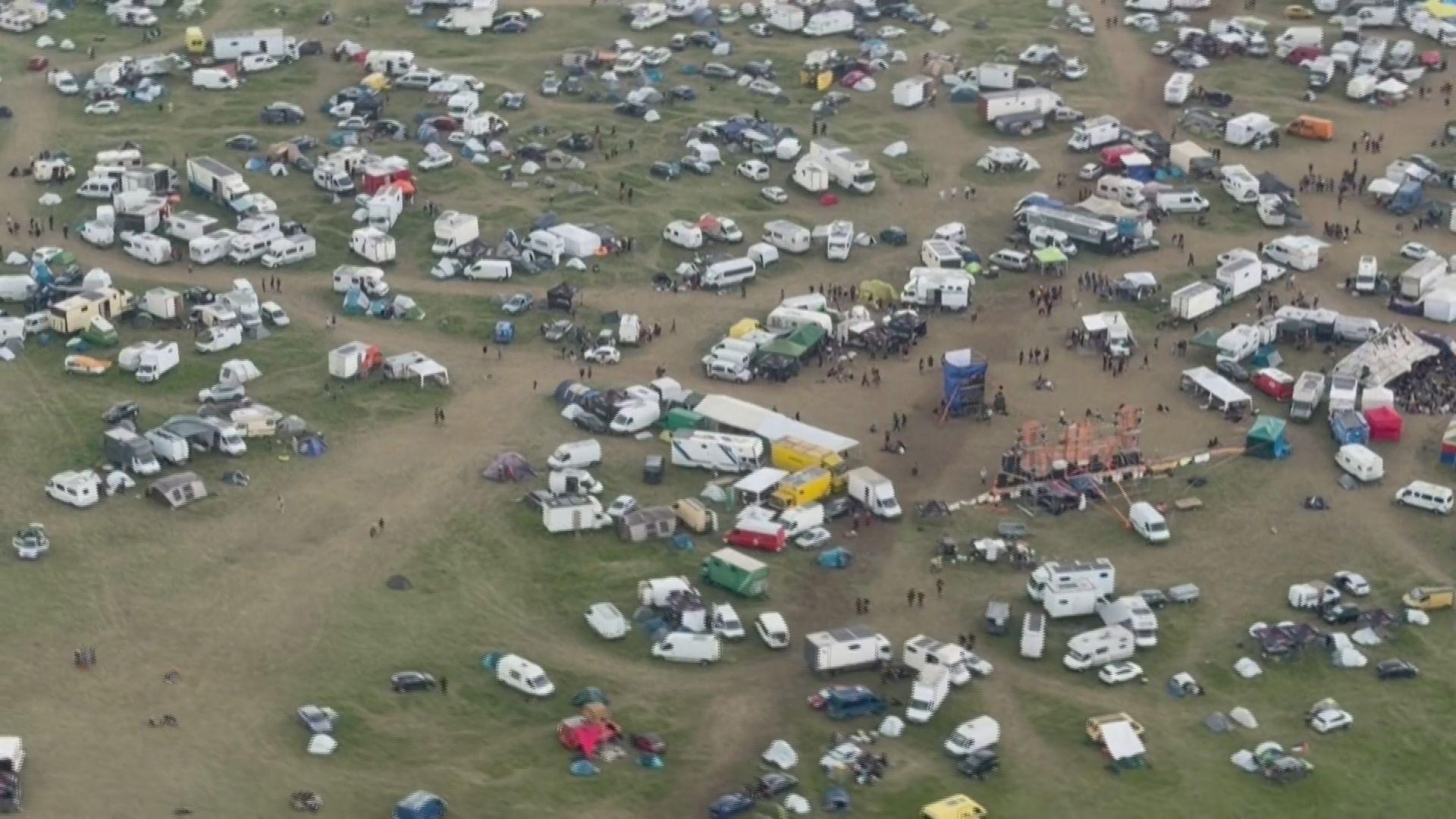 Una multitudinaria 'rave' de tres días en el centro de Francia acaba ...