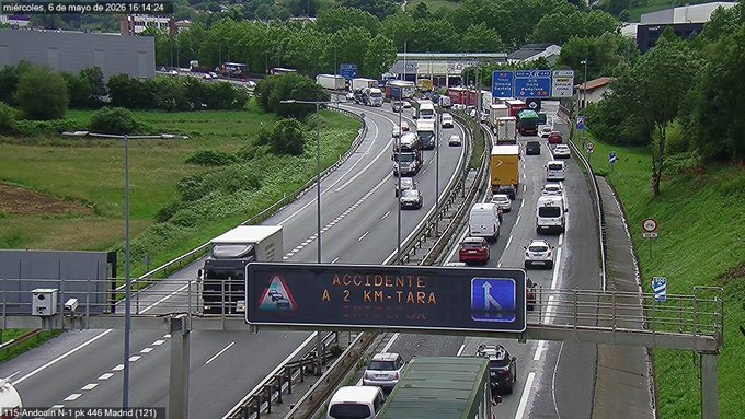 Lau kilometrorainoko auto-ilarak N-1 errepidean, Villabona parean bi ...